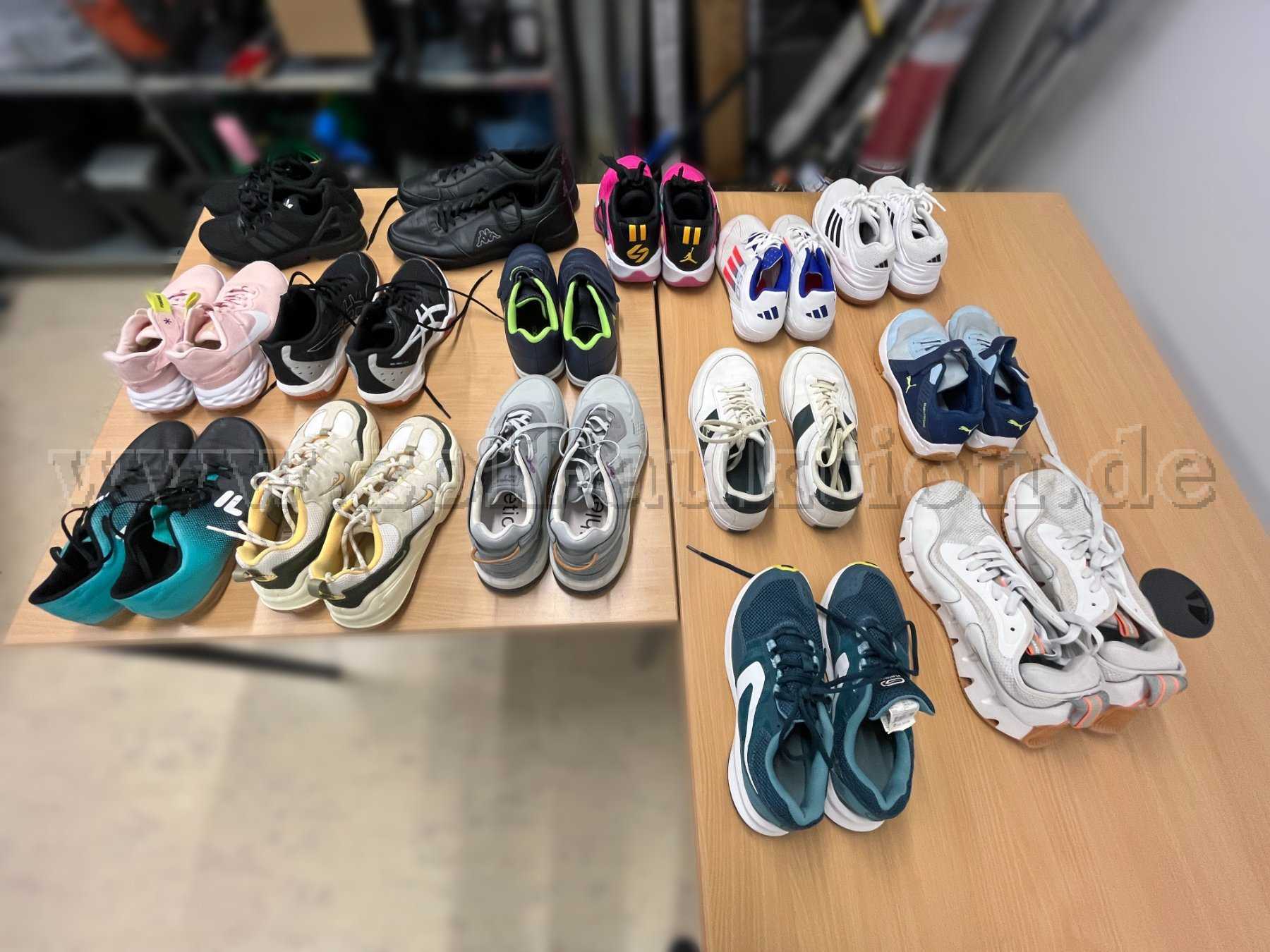 Zoll-Auktion - 15 Paar gebrauchte, gut erhaltene Sportschuhe, Damen, Kinder und Herren (ID 931791)