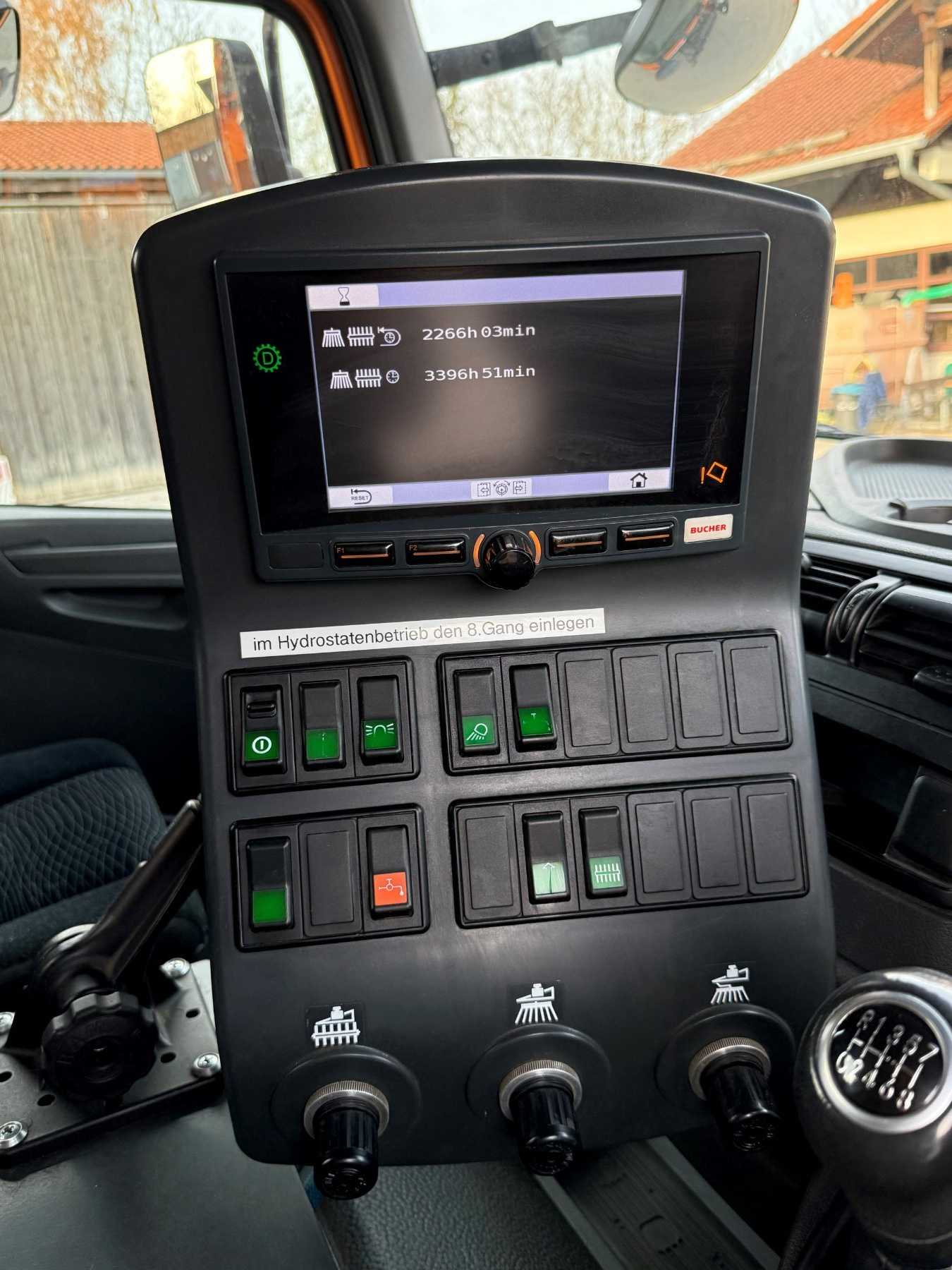 Zoll-Auktion - 1 Bucher Straßenkehrmaschine CityFant 6000 auf Mercedes ...