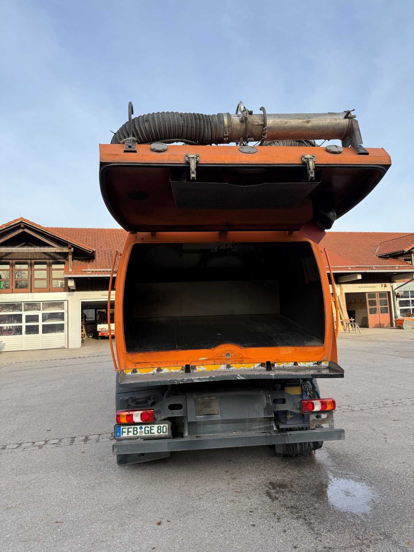 Zoll-Auktion - 1 Bucher Straßenkehrmaschine CityFant 6000 auf Mercedes ...