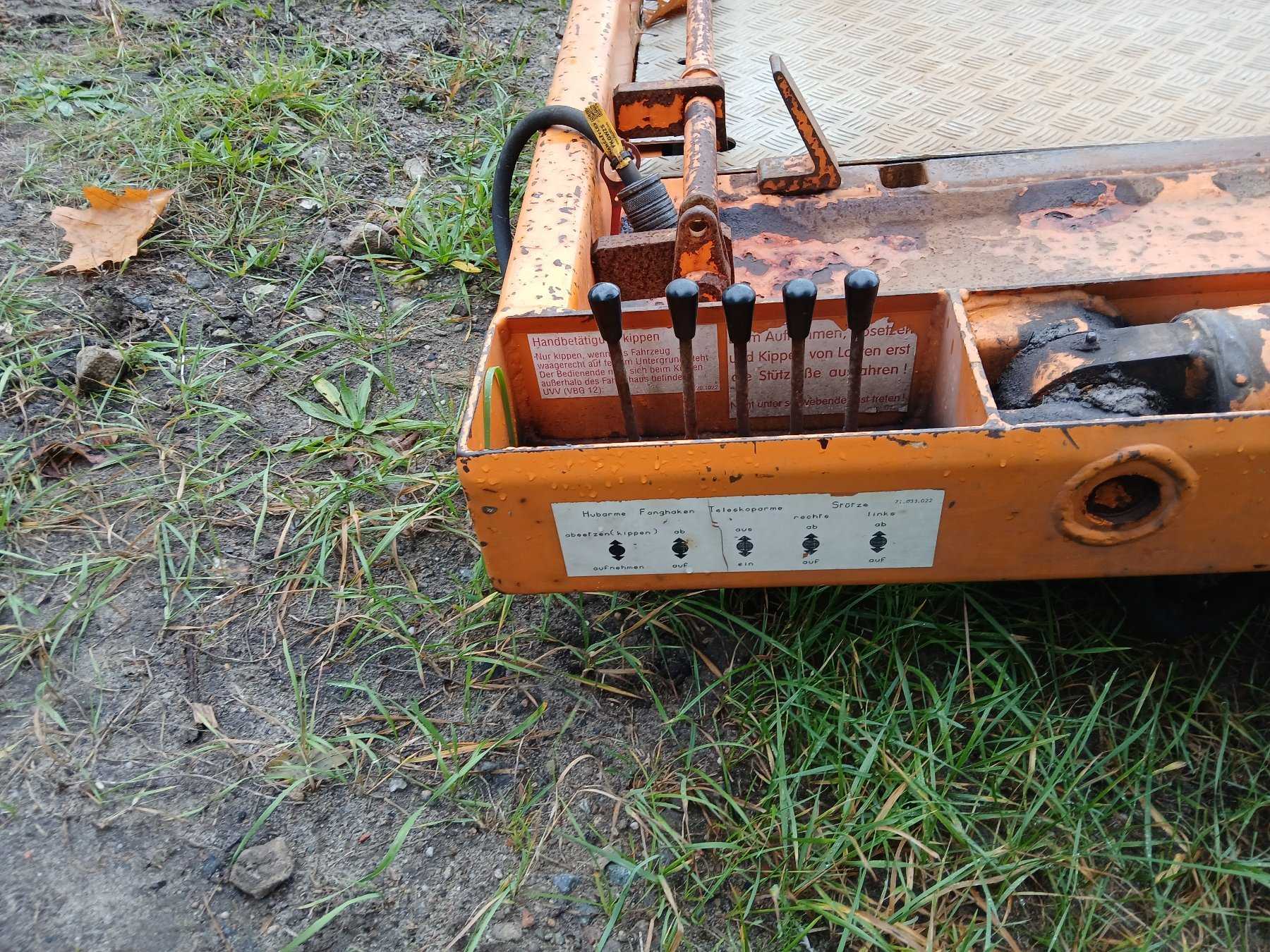 Zoll-Auktion - 1 Container-Aufbau von Multicar M26 Firma Georg Typ ...