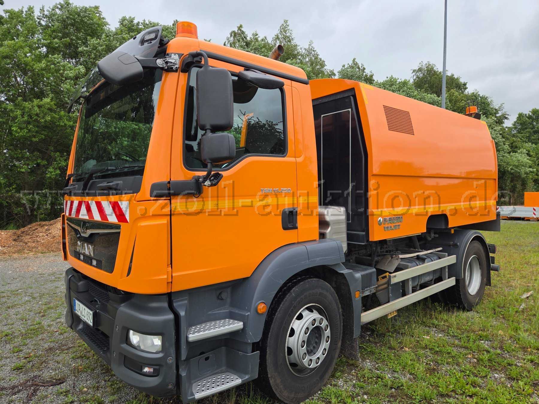 Zoll-Auktion - 1 Faun Straßenkehrmaschine auf MAN Fahrgestell TGM 15. ...