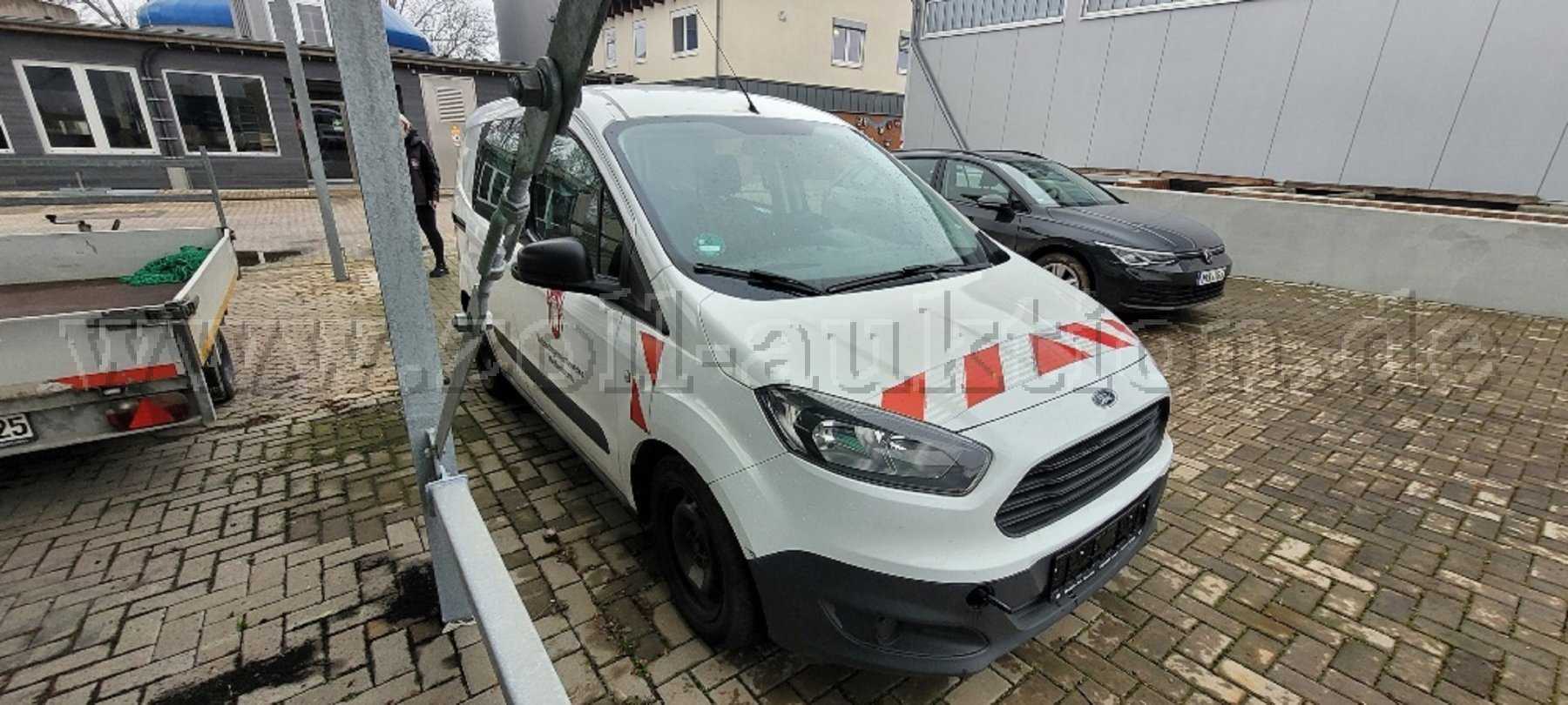 Zoll-Auktion - 1 Ford Transit Courier Kombi - Motorschaden (ID 936512)