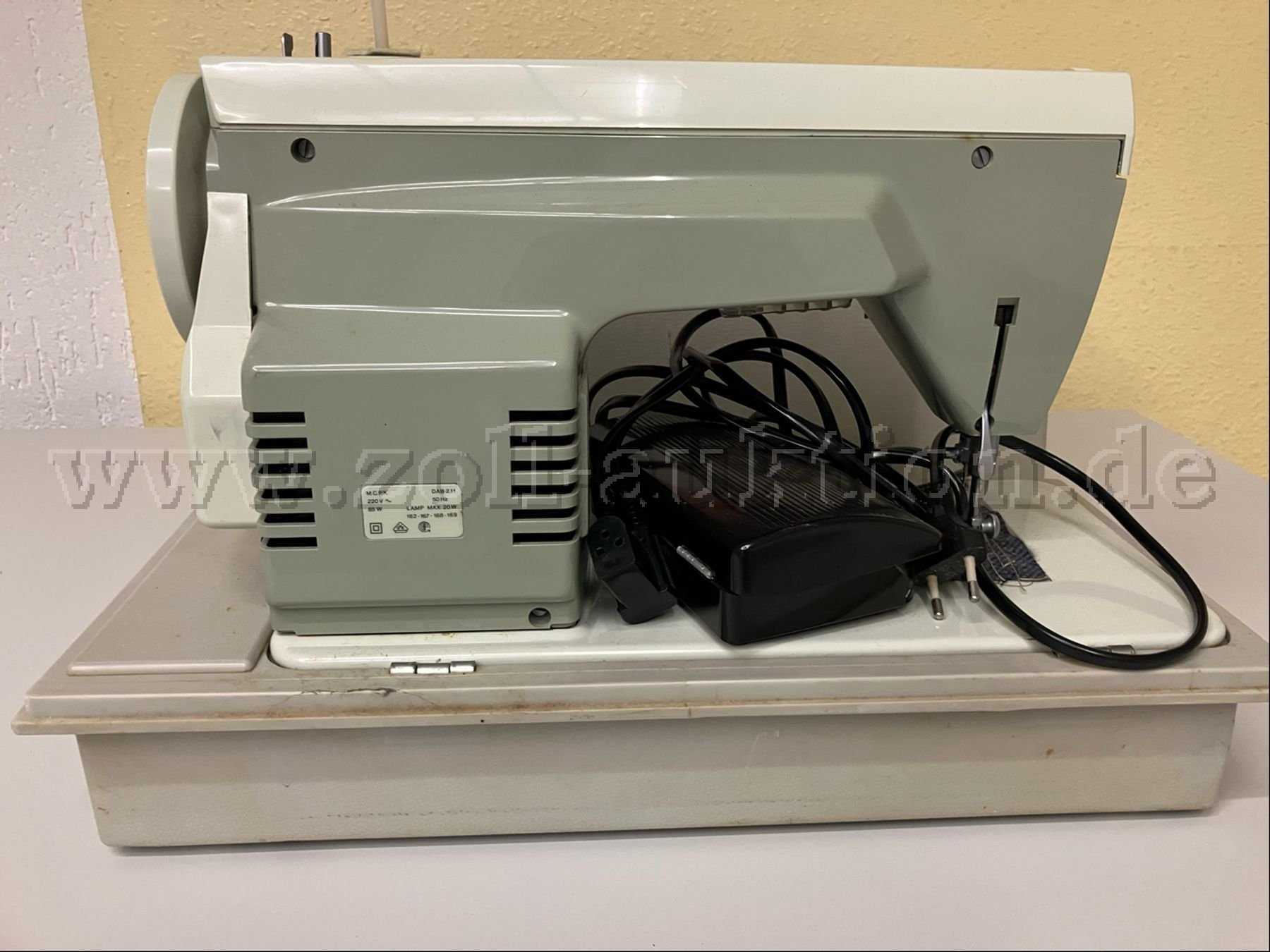 Zoll-Auktion - 1 Freiarm-Nähmaschine SINGER Merritt mit Kunststoff ...