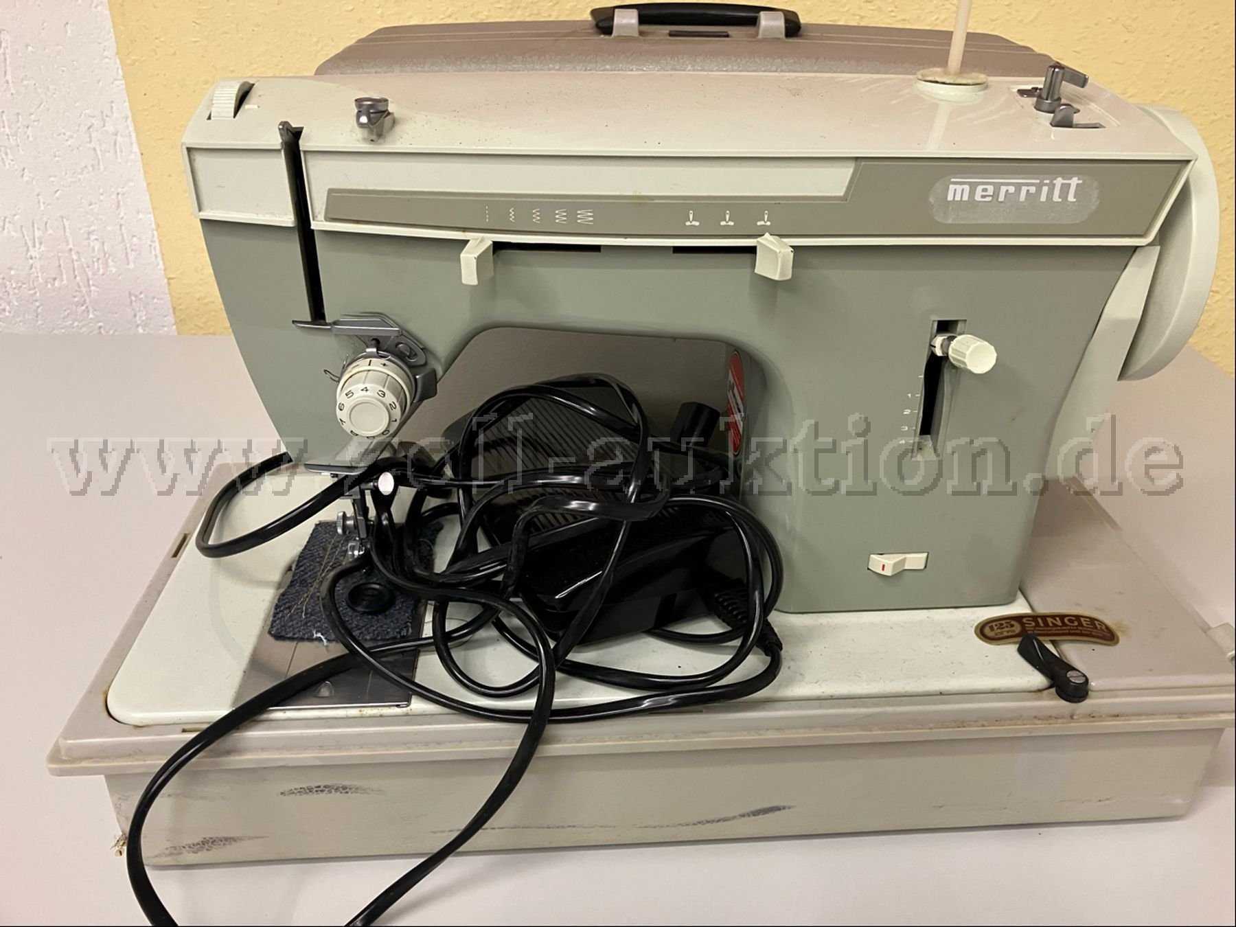 Zoll-Auktion - 1 Freiarm-Nähmaschine SINGER Merritt mit Kunststoff ...