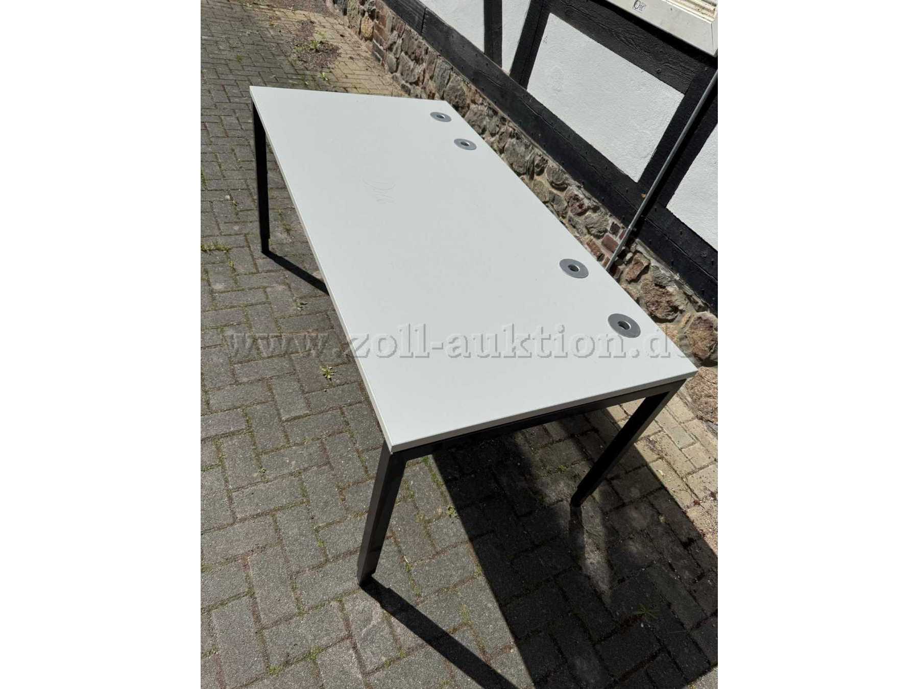 Zoll-Auktion - 1 Höhenverstellbarer Schreibtisch mit Kabeldurchlässen, Assmann Büromöbel (ID 927129)