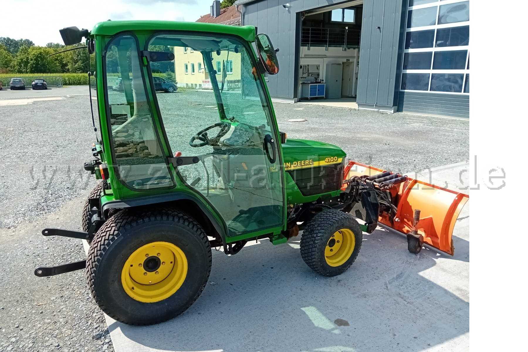 Zoll-Auktion - 1 John Deere Kommunaltraktor Typ 4100 H mit Schneeschild, BJ 2002 (ID 924904)