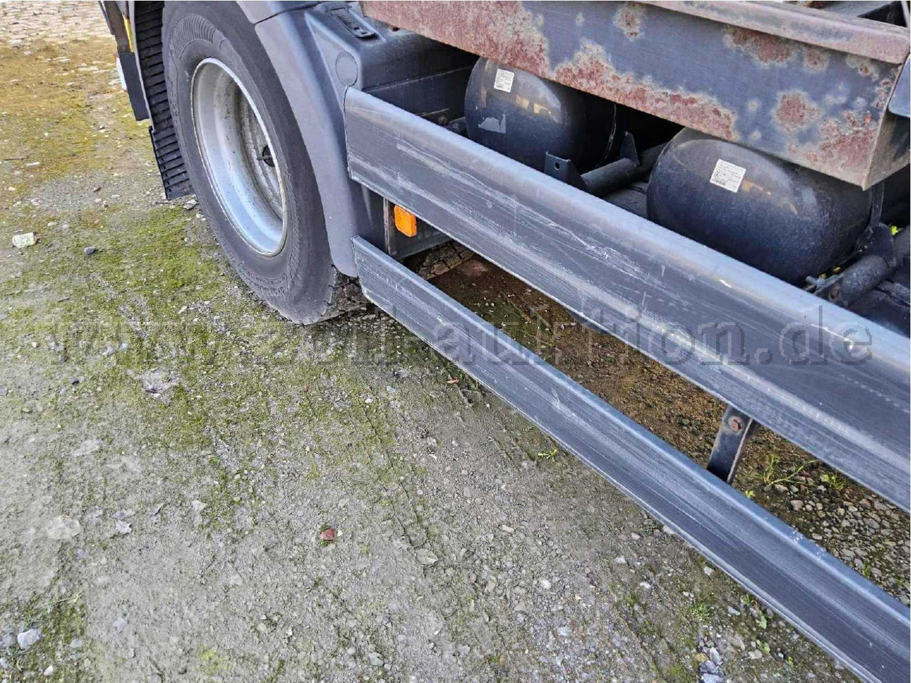 Zoll-Auktion - 1 LKW MAN TGA 02 Abrollkipper mit Hubarbeitsbühne ...