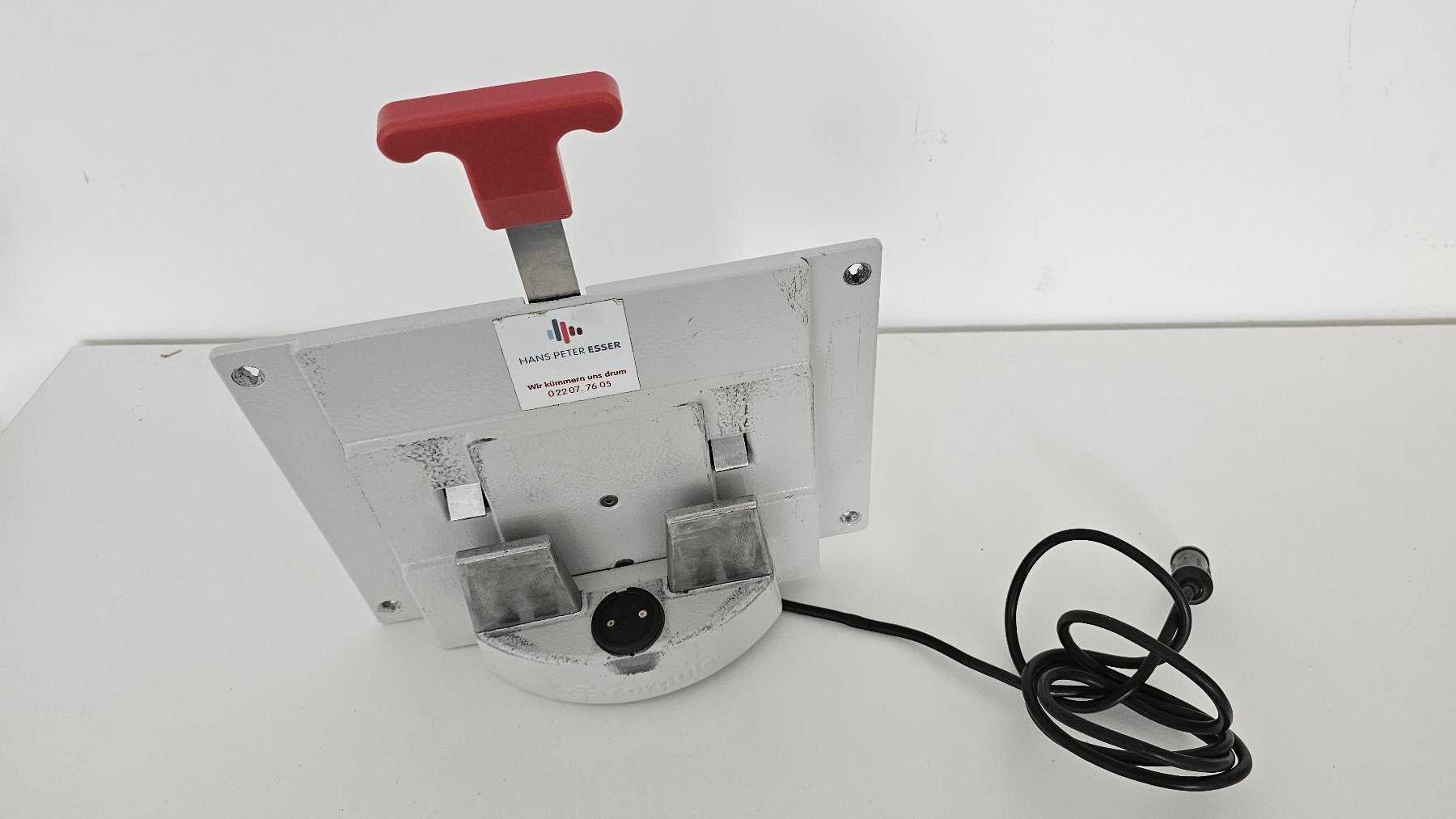 Zoll-Auktion - 1 Ladehalterung 12 Volt für Corpuls 3 Defibrillator ...