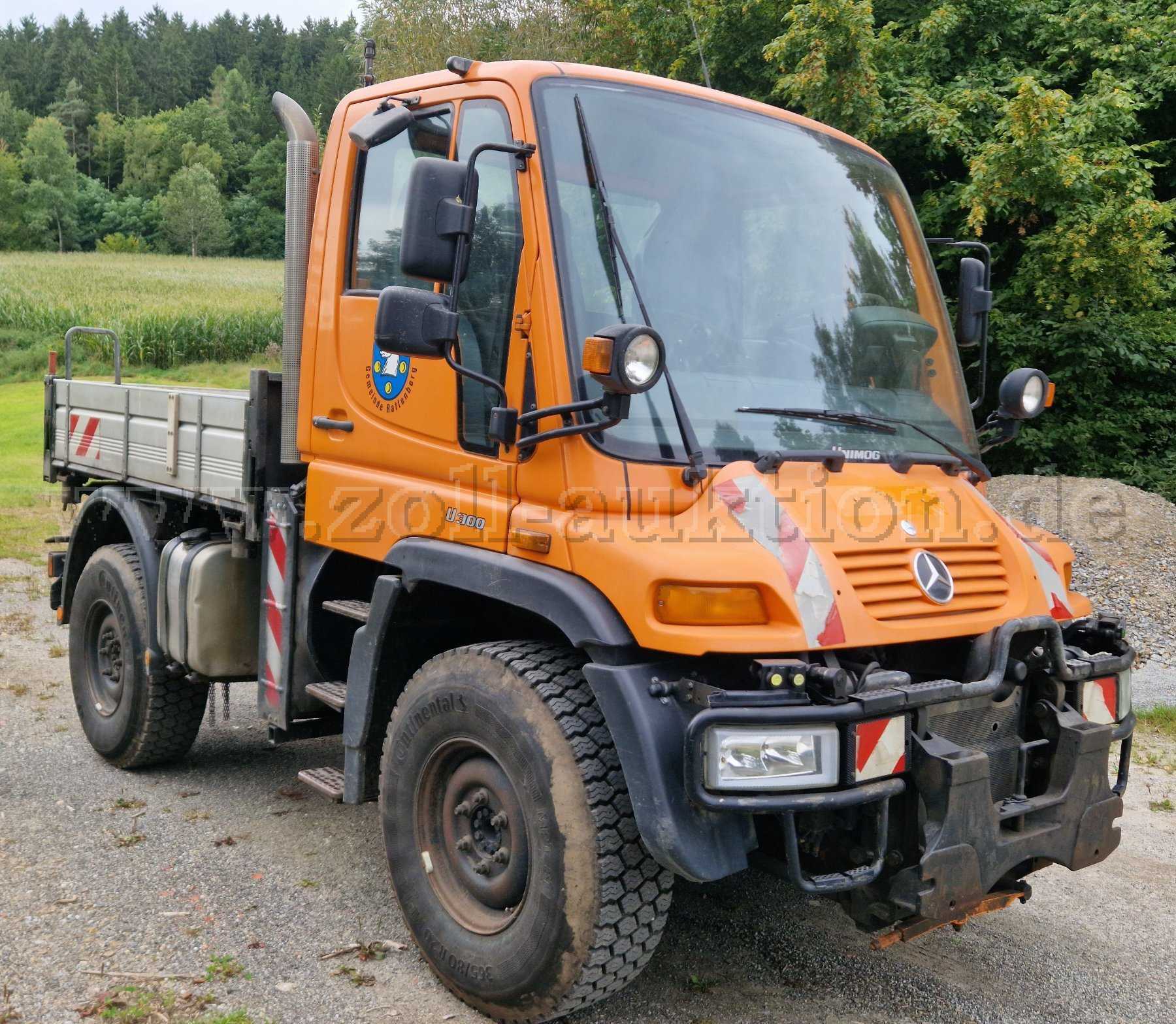 Zoll-Auktion - 1 Mercedes-Benz Unimog U 300 (405/10) (ID 920843)
