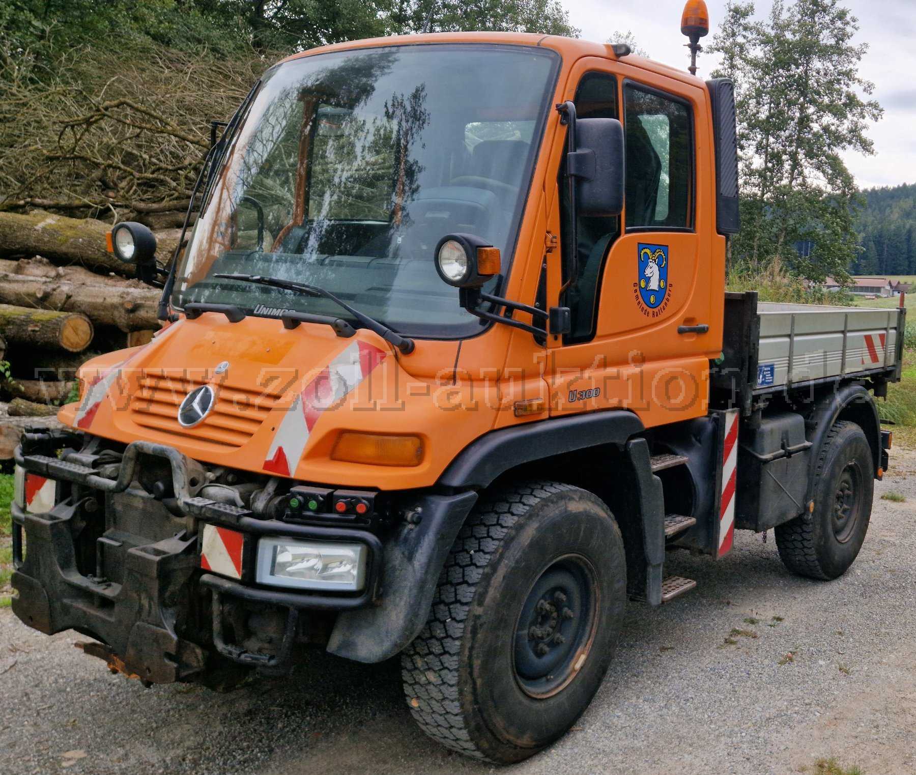 Zoll-Auktion - 1 Mercedes-Benz Unimog U 300 (405/10) (ID 920843)