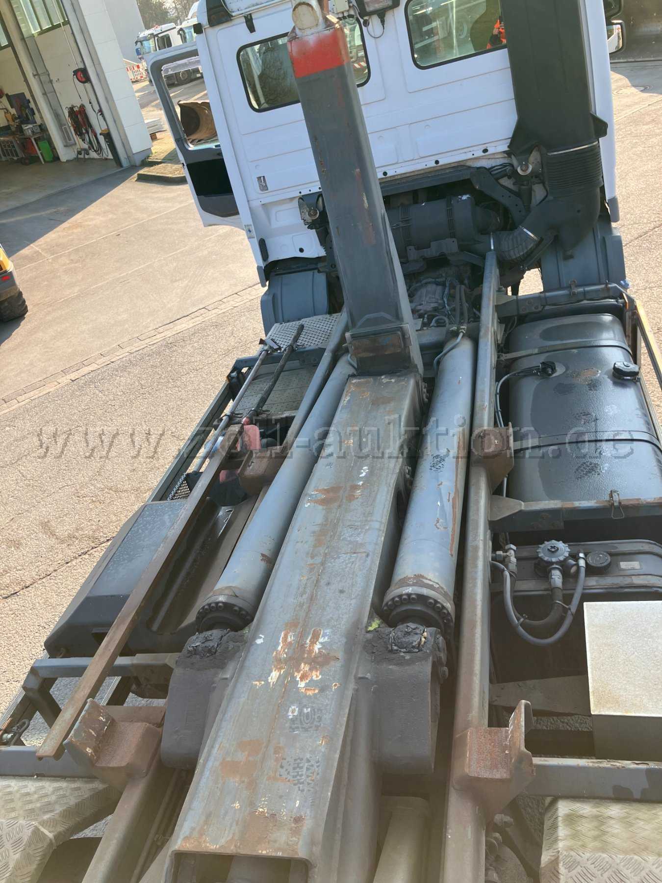 Zoll-Auktion - 1 Mercedes Benz Actros mit Meiller Abrollkipper (ID 949404)