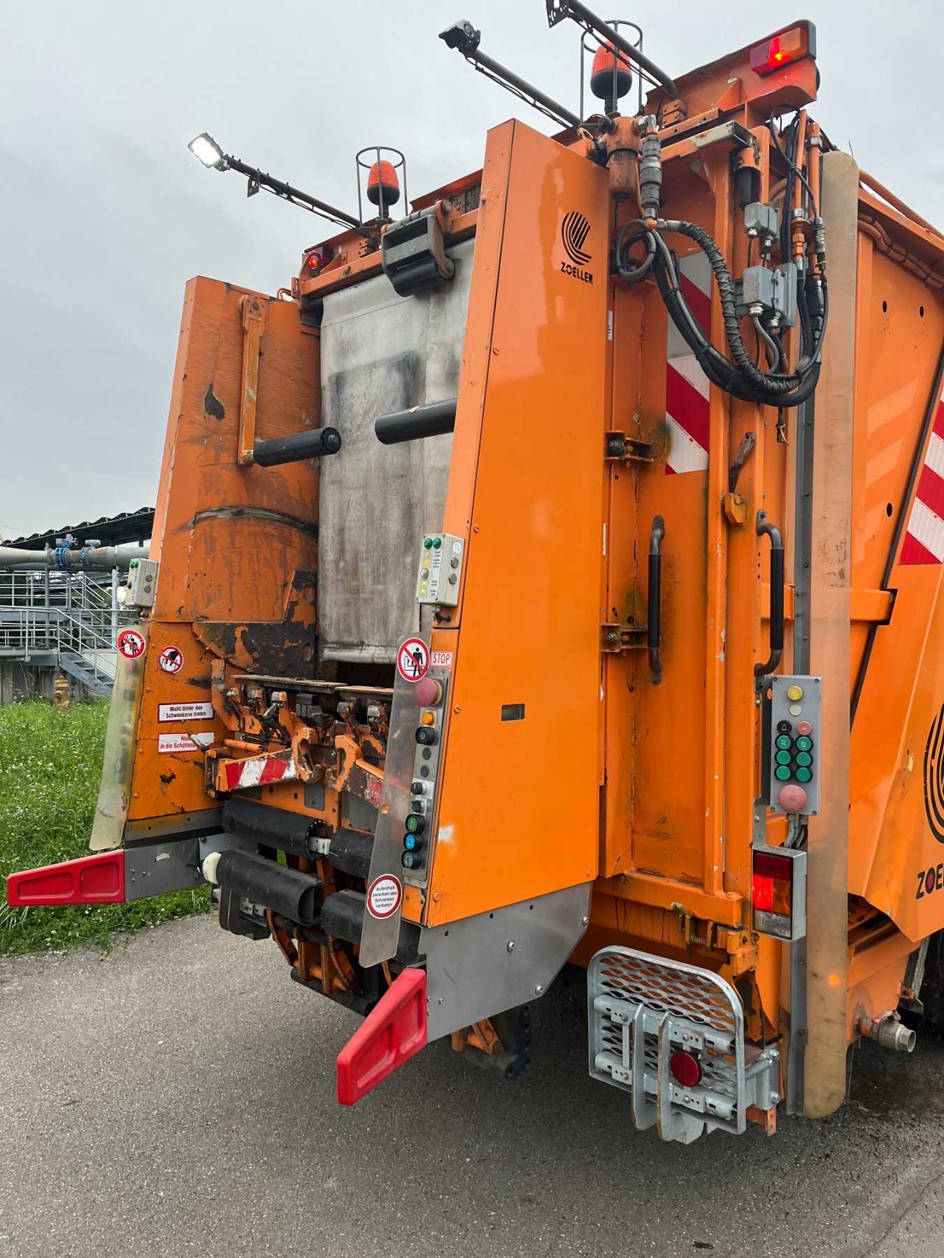 Zoll-Auktion - 1 Müllsammelfahrzeug Mercedes Econic 2633 L NLA, Zöller Medium XL 21,5 / Lifter ...