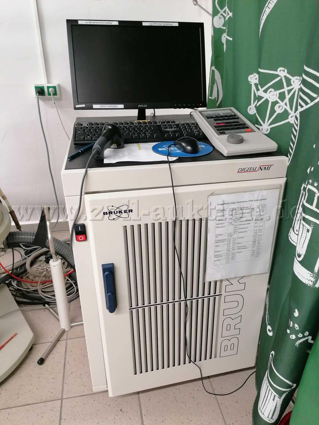 Zoll-Auktion - 1 NMR-Spektrometer 250 MHz mit Micro Bay-Konsole der Firma Bruker BioSpin (ID 927391)