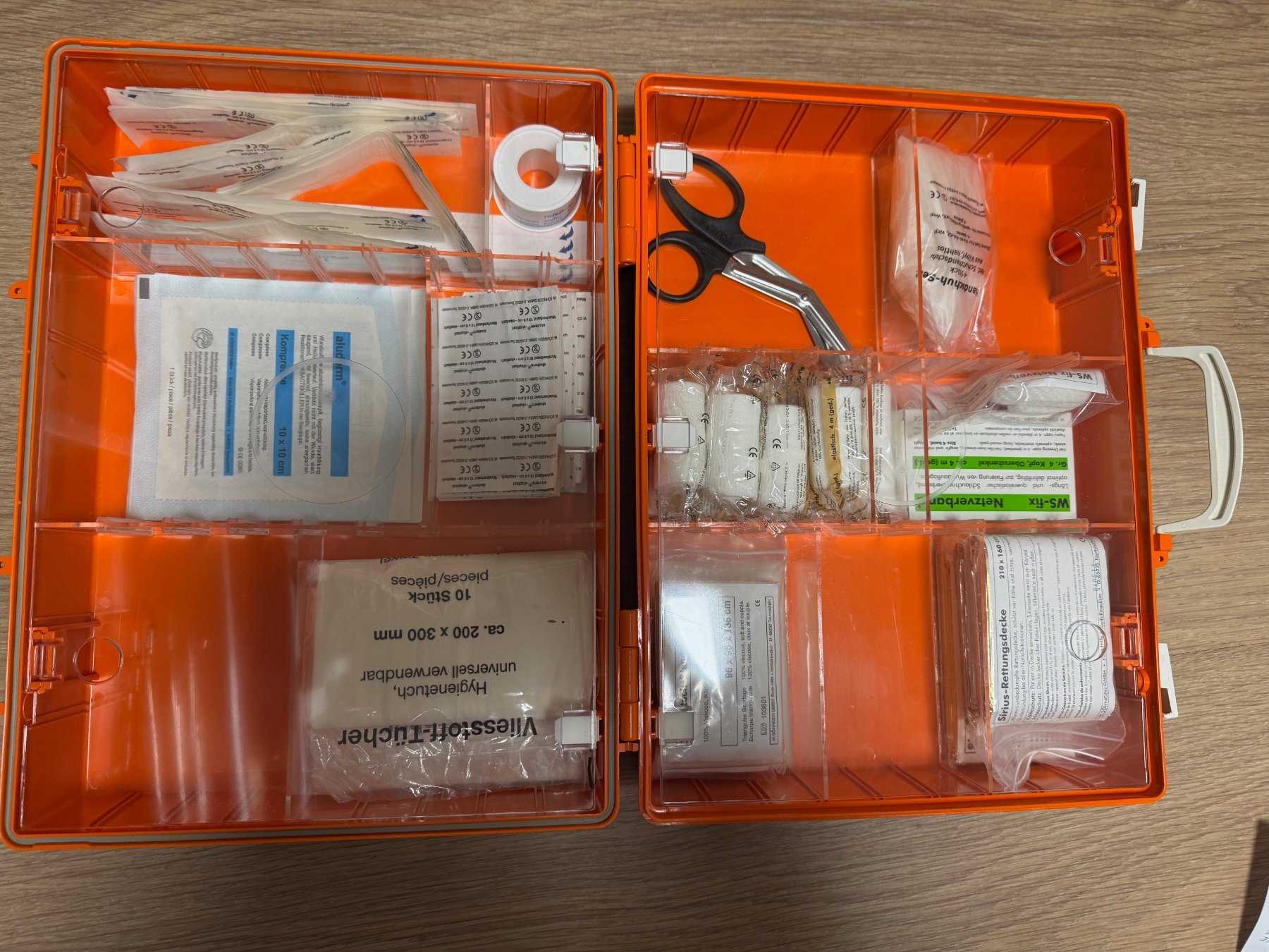 Zoll-Auktion - 1 SÖHNGEN Erste-Hilfe-Koffer in orange mit Inhalt (ID ...