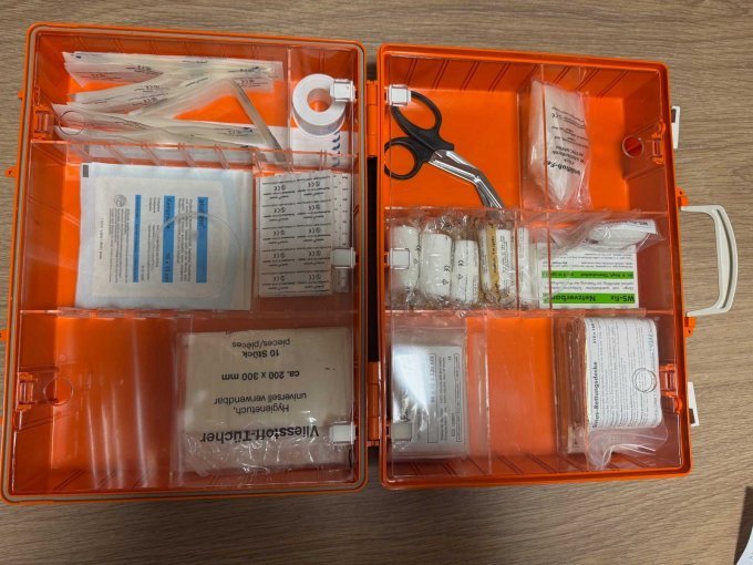 Zoll-Auktion - 1 SÖHNGEN Erste-Hilfe-Koffer in orange mit Inhalt (ID ...