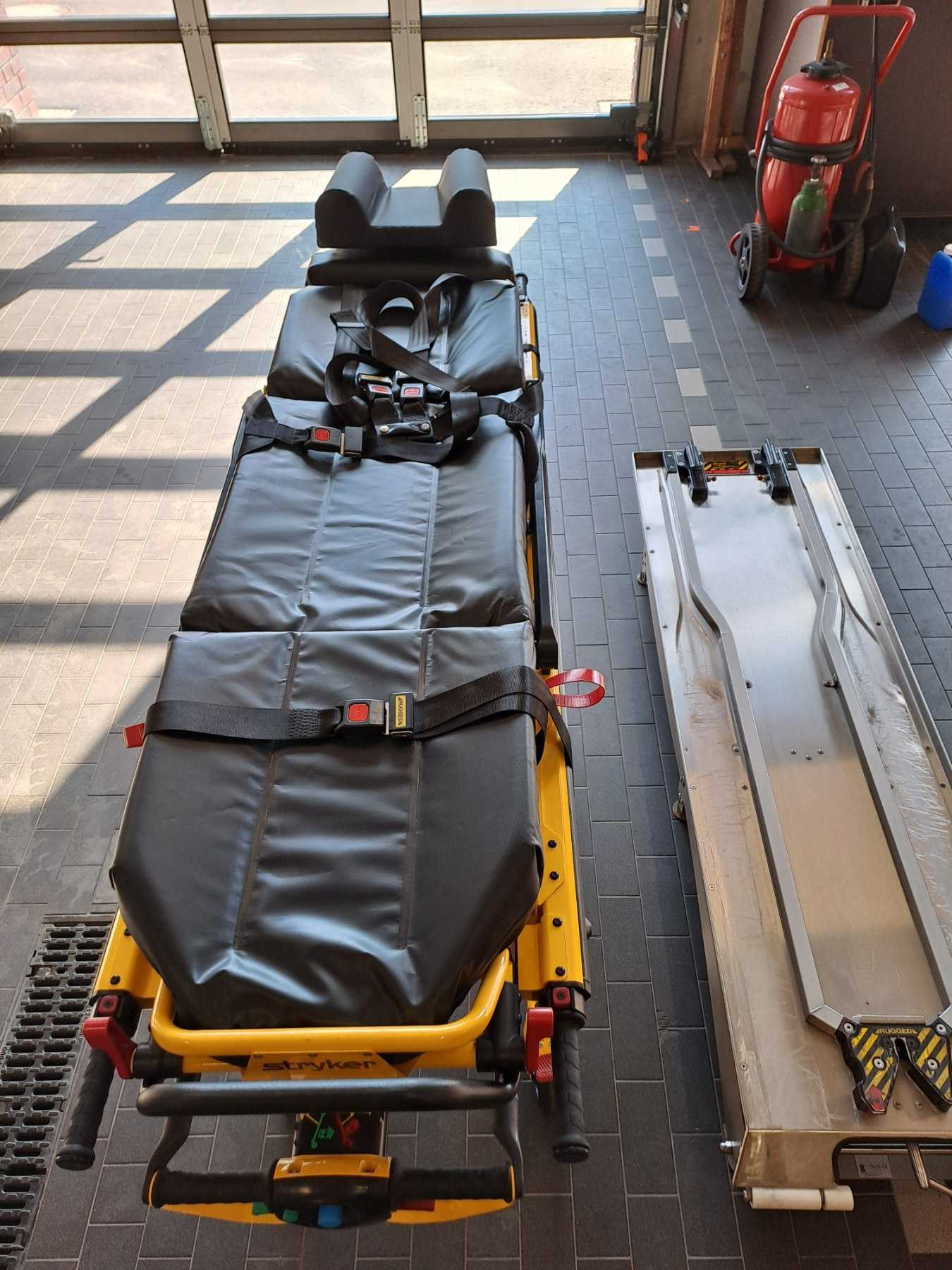Zoll-Auktion - 1 Stryker Trage M1 (EMS Modell 6100) mit Untergestell ...