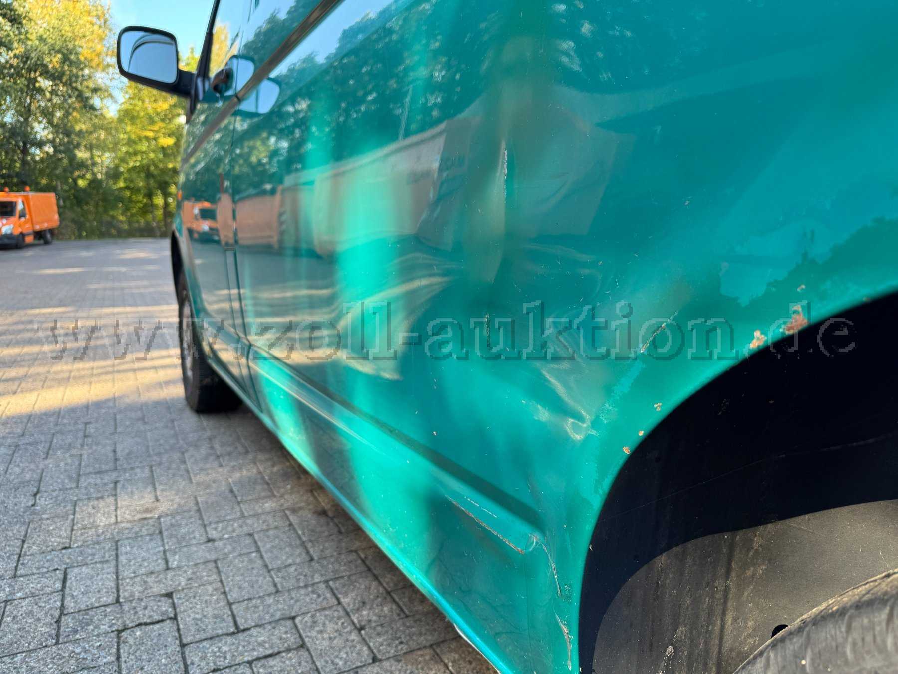 Zoll-Auktion - 1 Volkswagen Transporter T5 (7HC) 9-Sitzer (ID 947069)