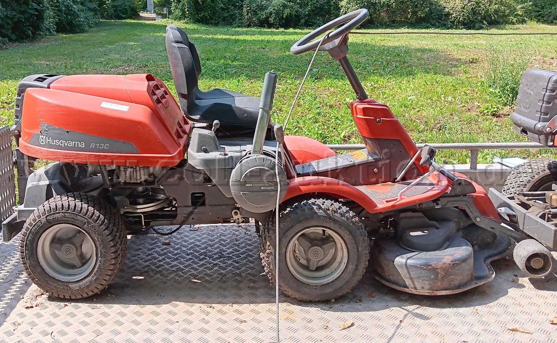 Zoll-Auktion - 2 Aufsitzmäher Husqvarna R13C für Bastler oder zur ...