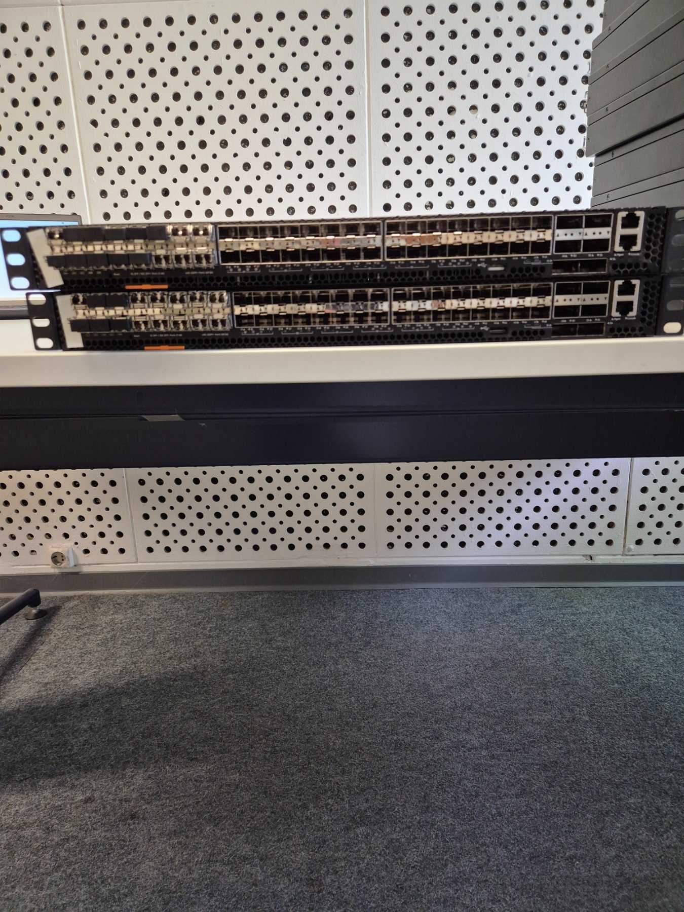 Zoll-Auktion - 2 Switche der Marke Hewlett Packard Enterprise (HPE ...